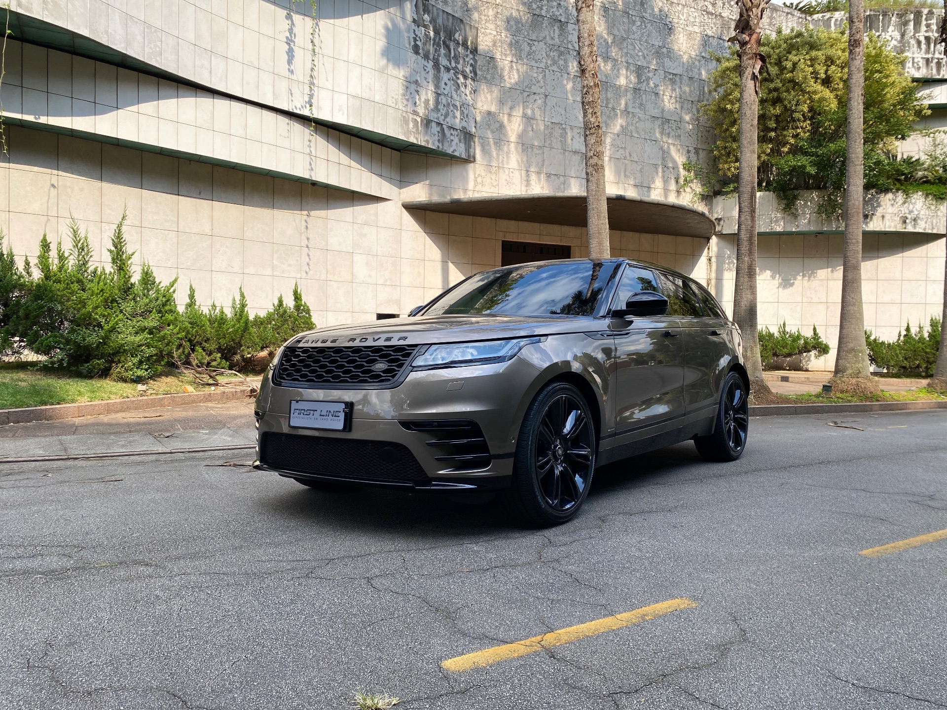 Land Rover Range R. VELAR R-Dyn. SE 3.0 4x4 V6 Aut. Gasolina 4 portas ...